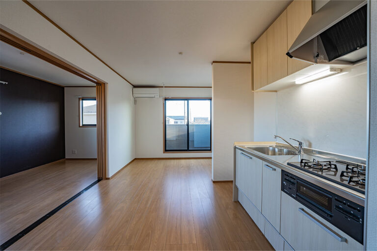 奥行6.5mのゆったり車室＆1LDK｜埼玉県所沢市の賃貸ガレージハウス