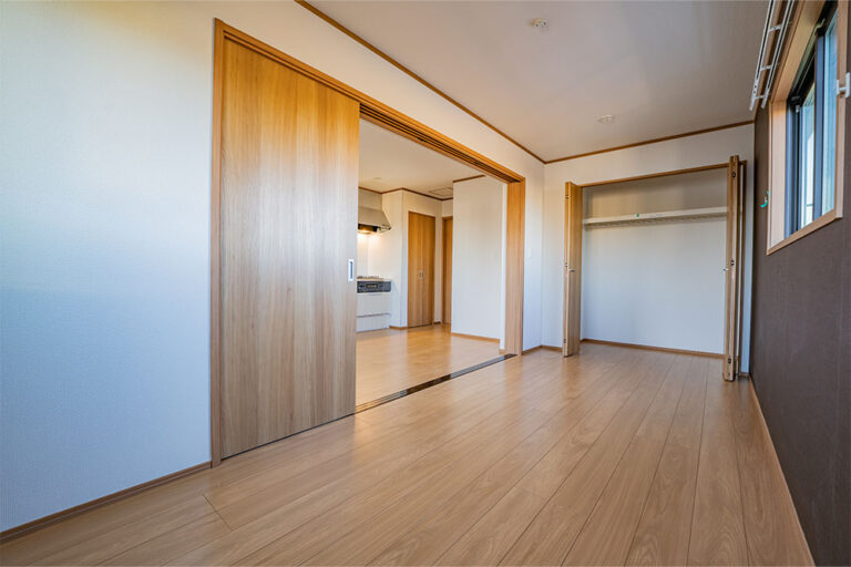 奥行6.5mのゆったり車室＆1LDK｜埼玉県所沢市の賃貸ガレージハウス