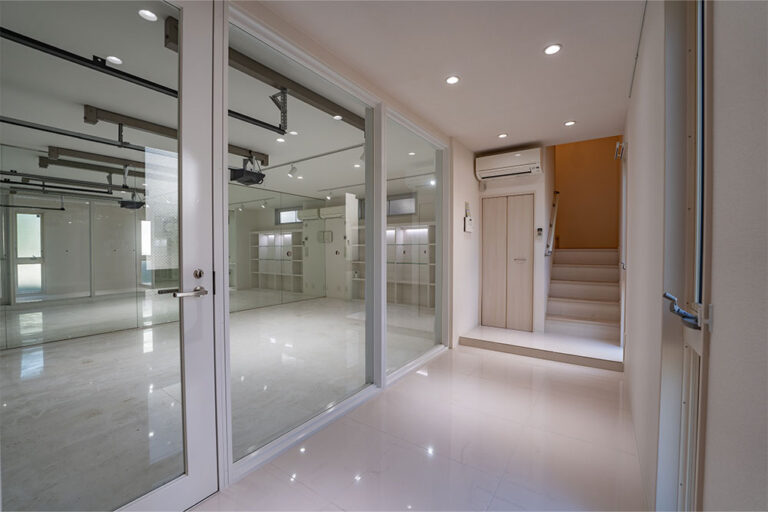 大泉IC 2.2km、ガラス越しに広がる爽やかホワイトガレージ｜練馬区