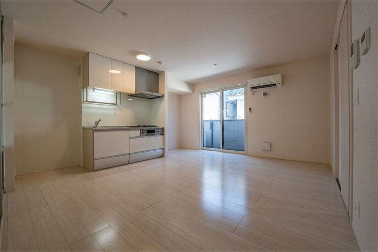 大泉IC 2.2km、ガラス越しに広がる爽やかホワイトガレージ｜練馬区