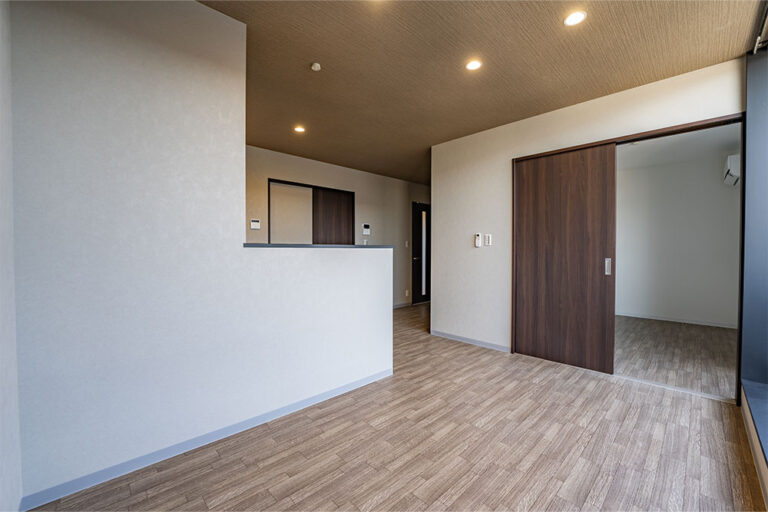 並列2台ガレージ＆二人暮らしにも適した1LDK｜鹿沼IC 1.4km