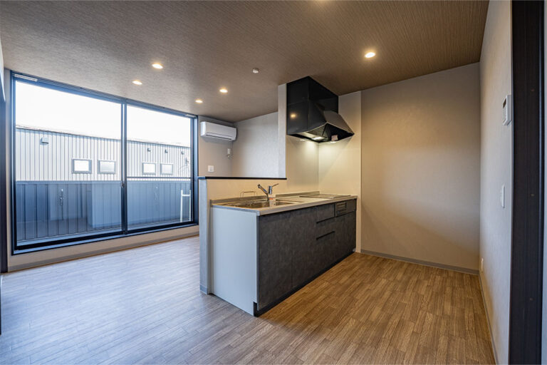 並列2台ガレージ＆二人暮らしにも適した1LDK｜鹿沼IC 1.4km