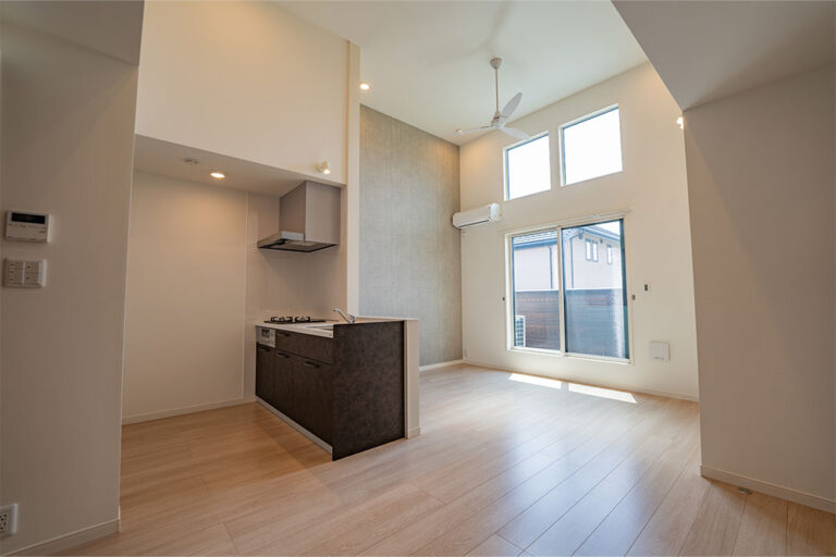 ショッピングモール至近、蔵と書斎がある2SLDK｜稲城市