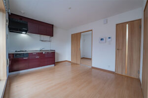 開口幅4.0〜4.5mのワイドガレージ＆充実水回りの1LDK｜八千代市